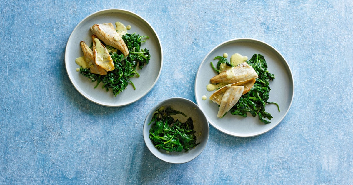 Gebratene Felchenfilets mit Senfsauce auf Spinat | Rezept