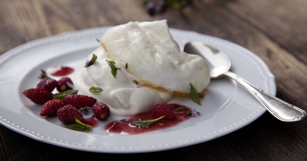 Meringa con doppia panna e fragoline di bosco | Ricetta