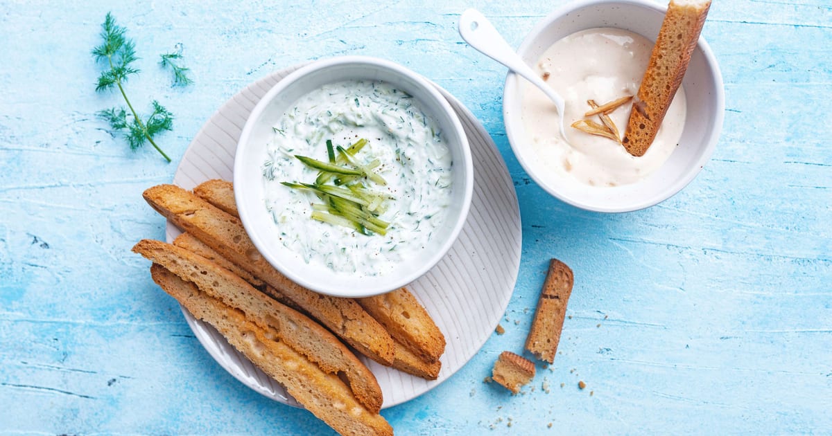 Mouillettes croustillantes avec dip à l'ail et tzatziki | Migusto