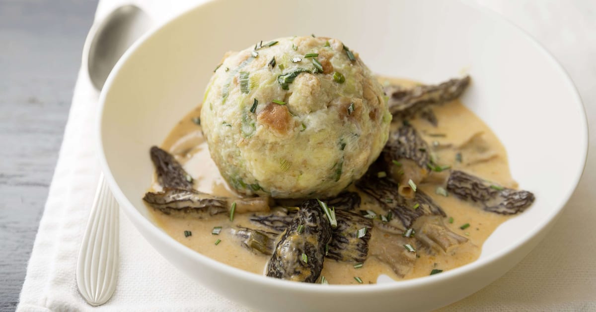 Knödel aux oignons nouveaux sur sauce aux morilles | Recette