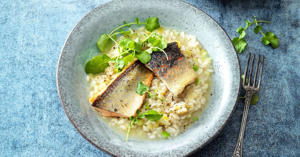 Filetto di trota su risotto al rabarbaro | Ricetta
