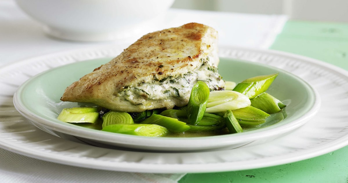 Petti di pollo ripieni su letto di porri | Ricetta