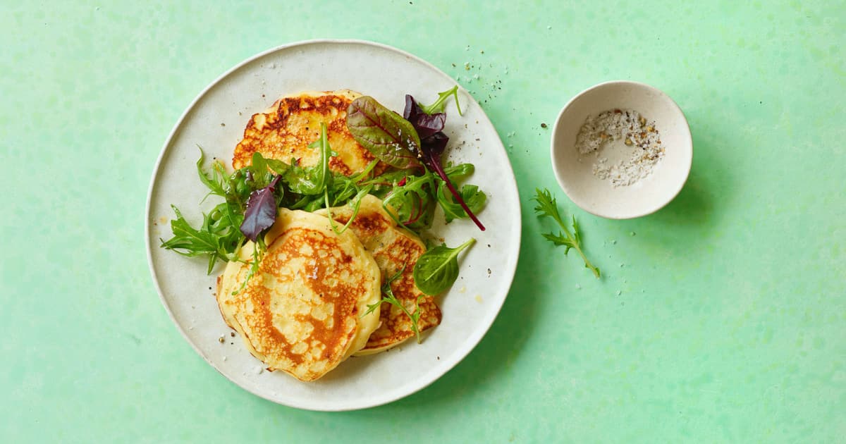 Pikante Quark-Pancakes mit Salat | Rezept