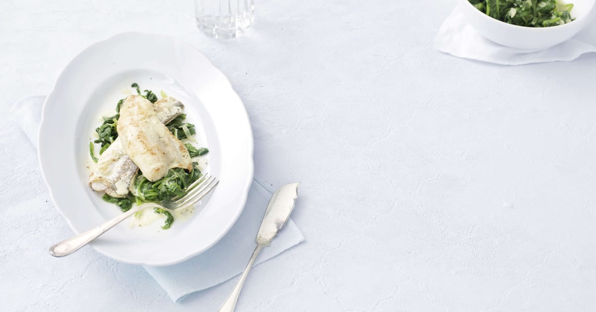 Gebratene Felchenfilets mit Senfsauce auf Spinat | Migusto