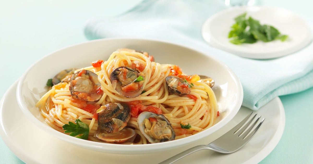 Spaghetti alle vongole avec tomates et fines herbes | Recette