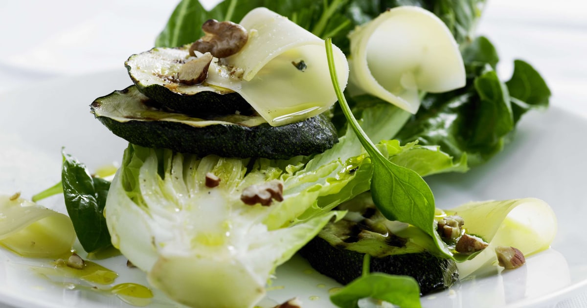 Salade estivale avec courgettes grillées et fromage | Recette