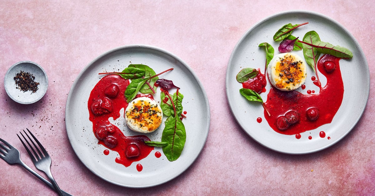 Fromage de chèvre au four avec sauce aux framboises poivrée | Recette