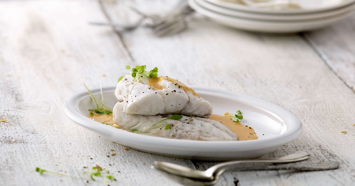 Seehechtfilet mit Paprikasauce und Kresse | Rezept