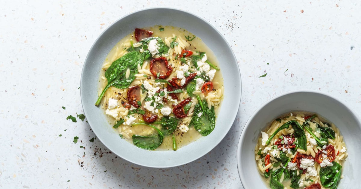 Suppe mit Pasta, Spinat und Feta | Migusto