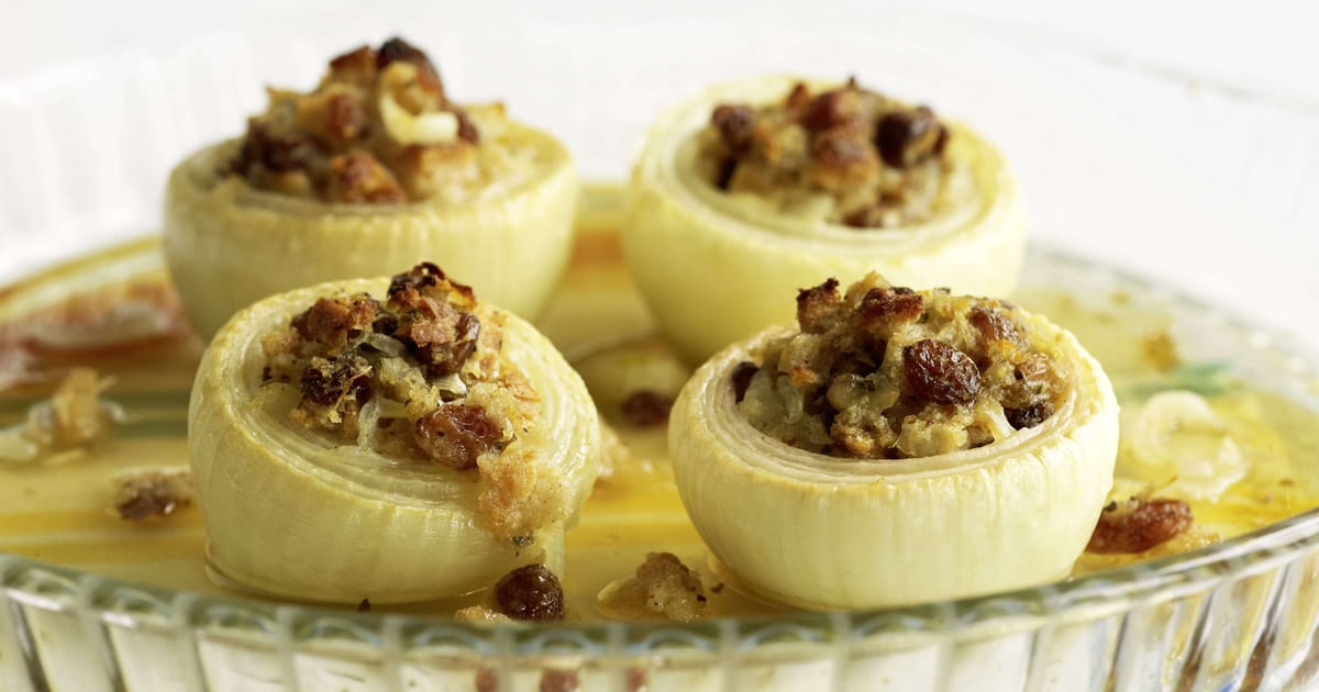 Cipolle farcite con pane, formaggio e uva sultanina | Ricetta