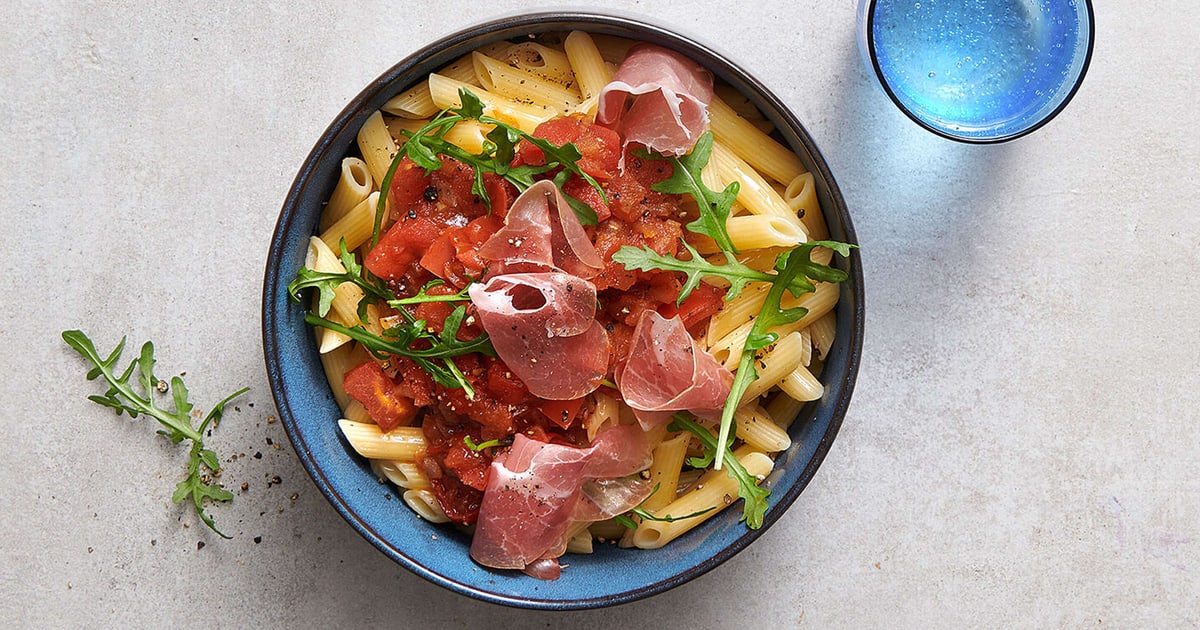 Penne à la tomate et au jambon cru | Recette