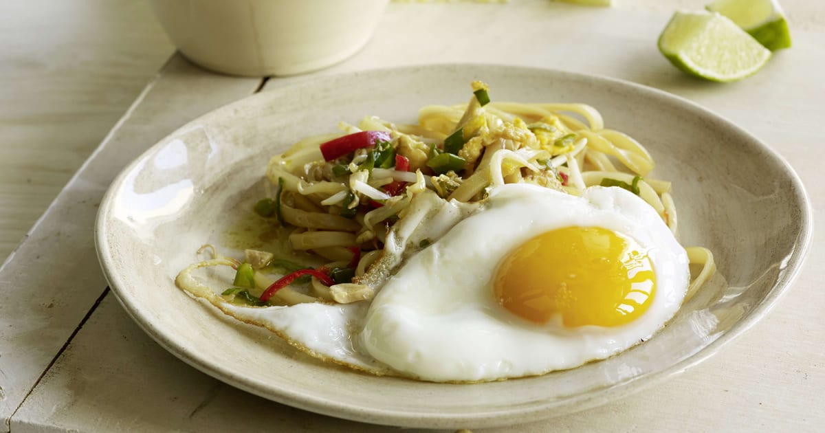 Asiatische Nudelpfanne mit Spiegelei | Rezept