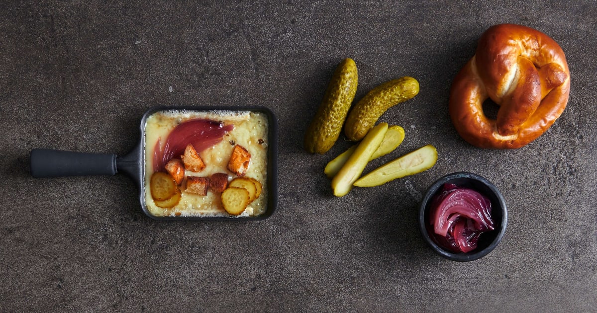 Raclette avec topping de bretzel et relish d'oignon | Recette