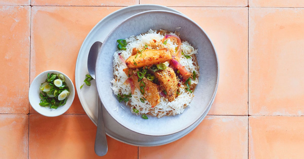 Céleri braisé au piment et aux oignons rouges | Recette