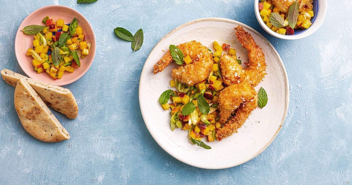 Crevettes enrobées de panko-coco et relish à la pêche | Recette
