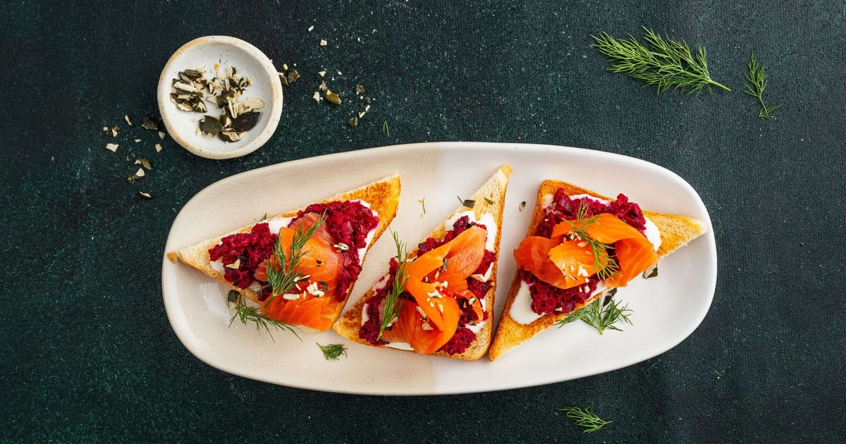 Toast al salmone con crema di barbabietola | Ricetta