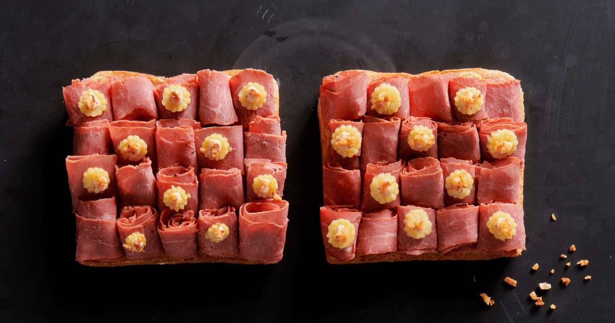 Pastrami-Canapé mit Röstzwiebel-Mayonnaise | Rezept