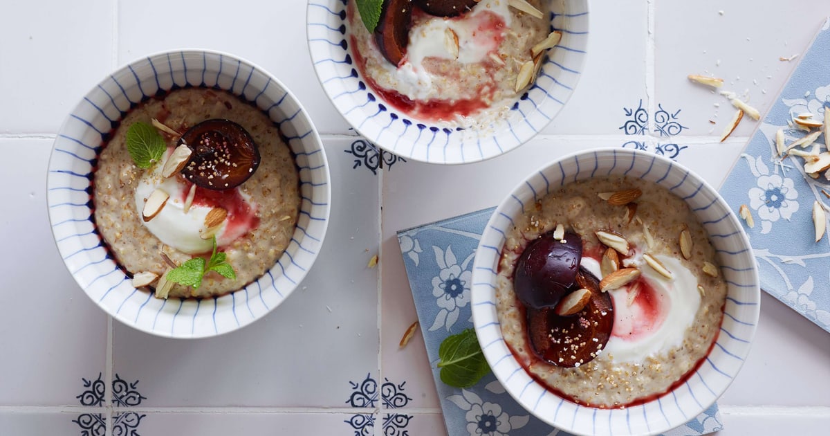 Amaranth-Mandeldrink-Porridge mit Zwetschgen | Rezept