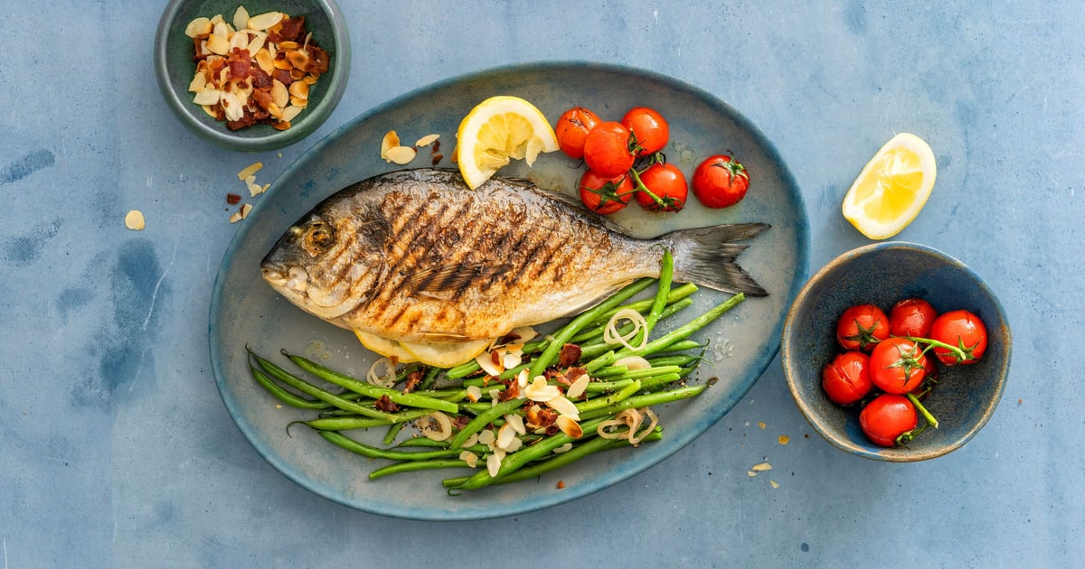 Dorade grillée avec haricots et topping d'amandes au lard | Recette