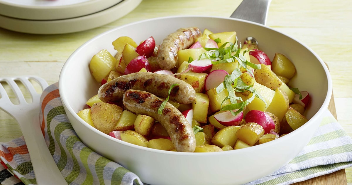 Pommes rissolées mit Radieschen und Würstchen | Rezept
