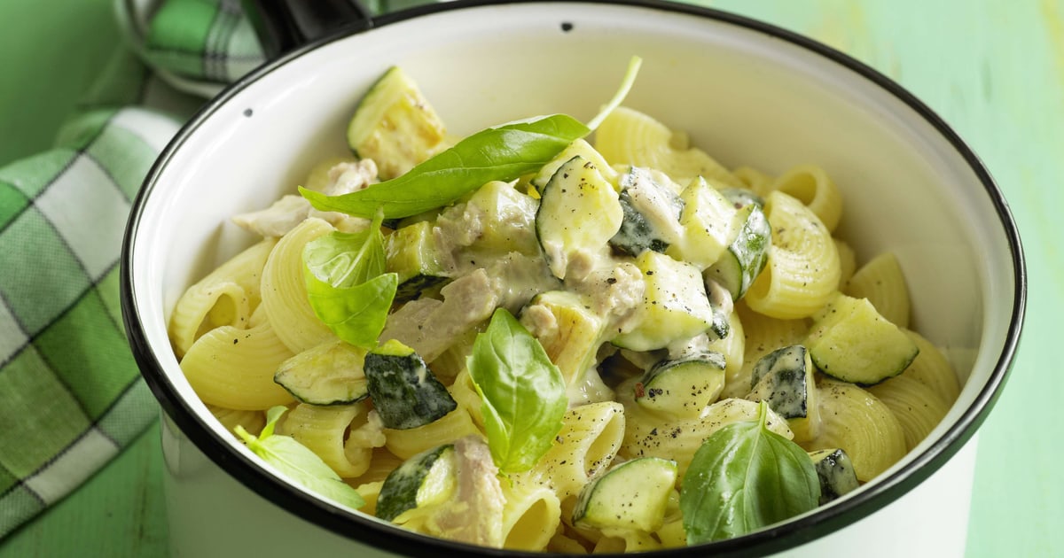 Pasta mit Zucchetti-Thon-Ragout | Migusto