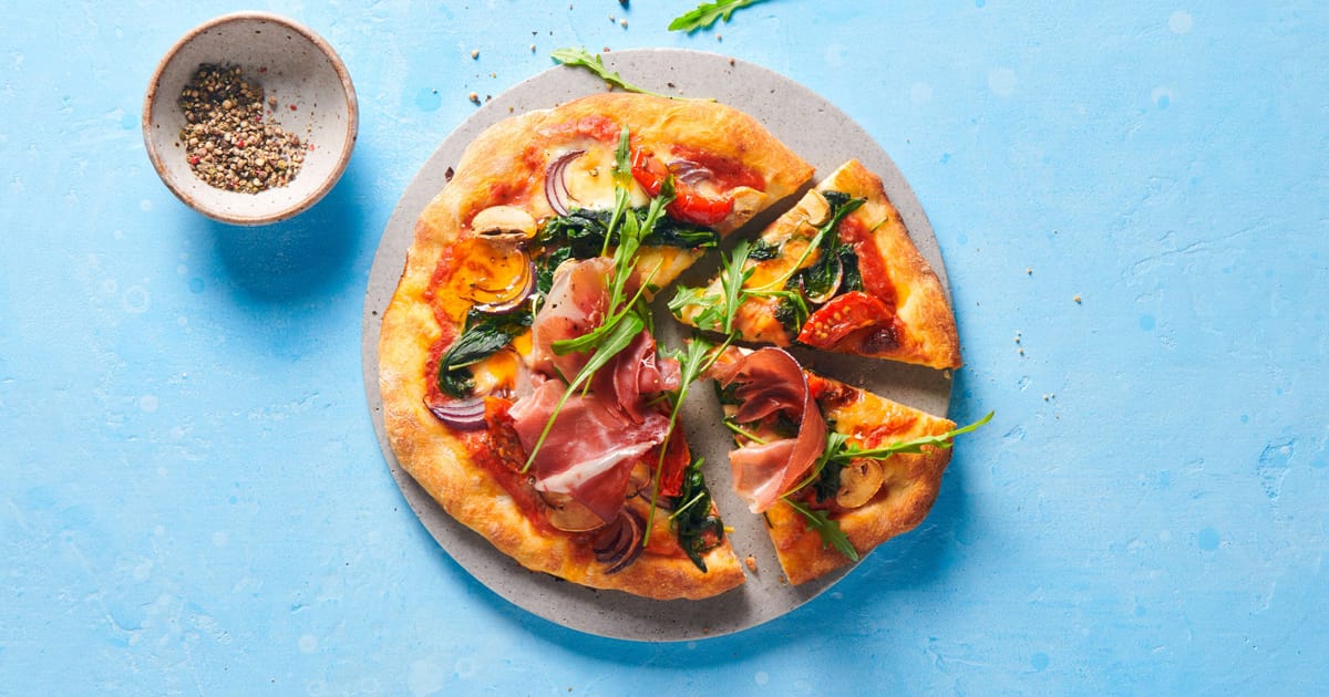 Pizza mit Spinat und Rohschinken | Rezept