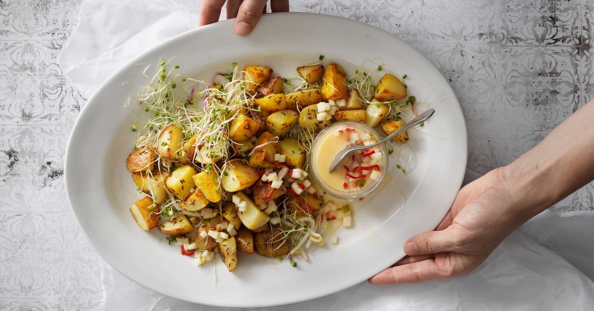 Pommes risolées mit pikantem Sauerrahm-Dressing | Rezept