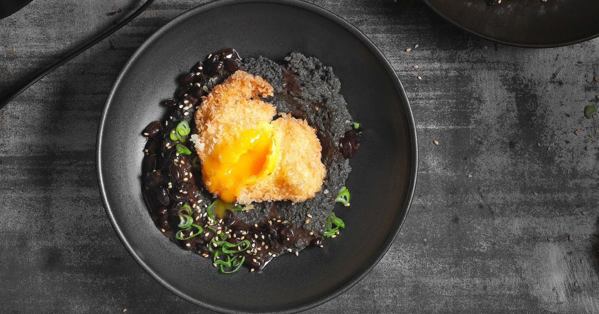 Ragoût de haricots noirs avec œuf frit | Recette