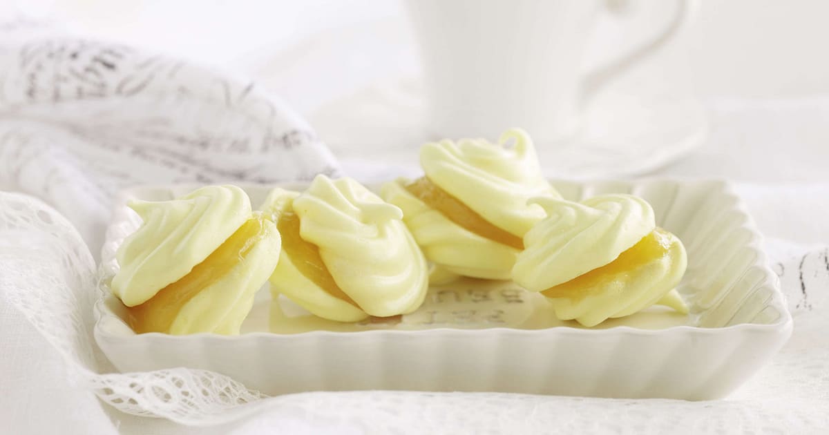 Meringues au citron fourrées au lemon curd | Recette