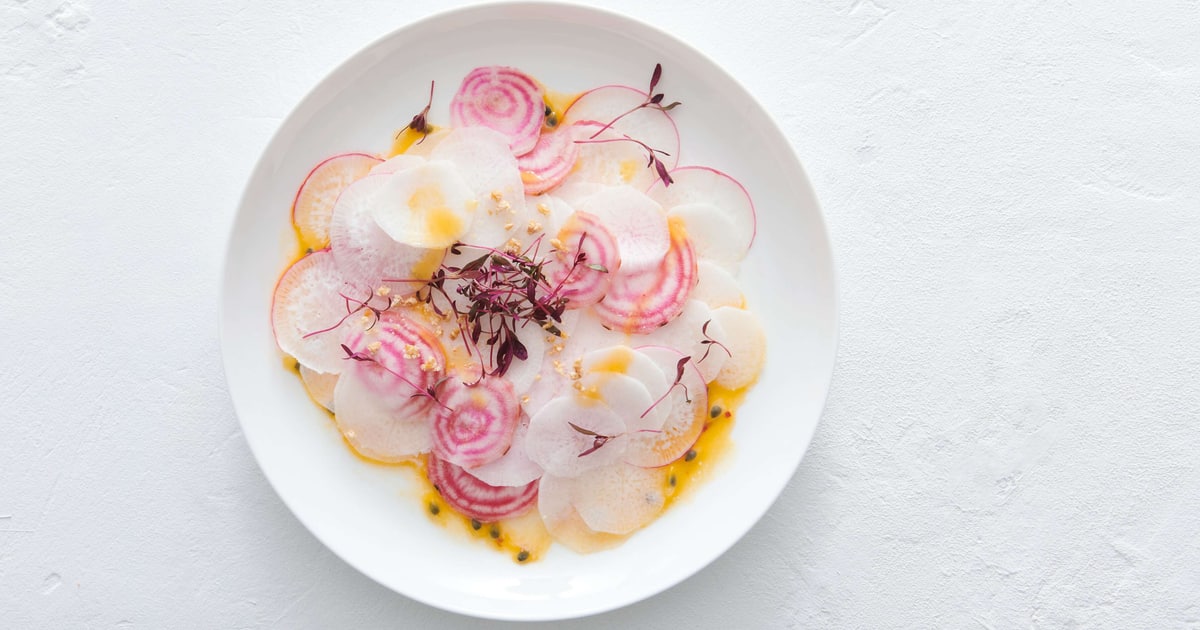 Carpaccio de radis long et de betterave avec huile au fruit de la ...