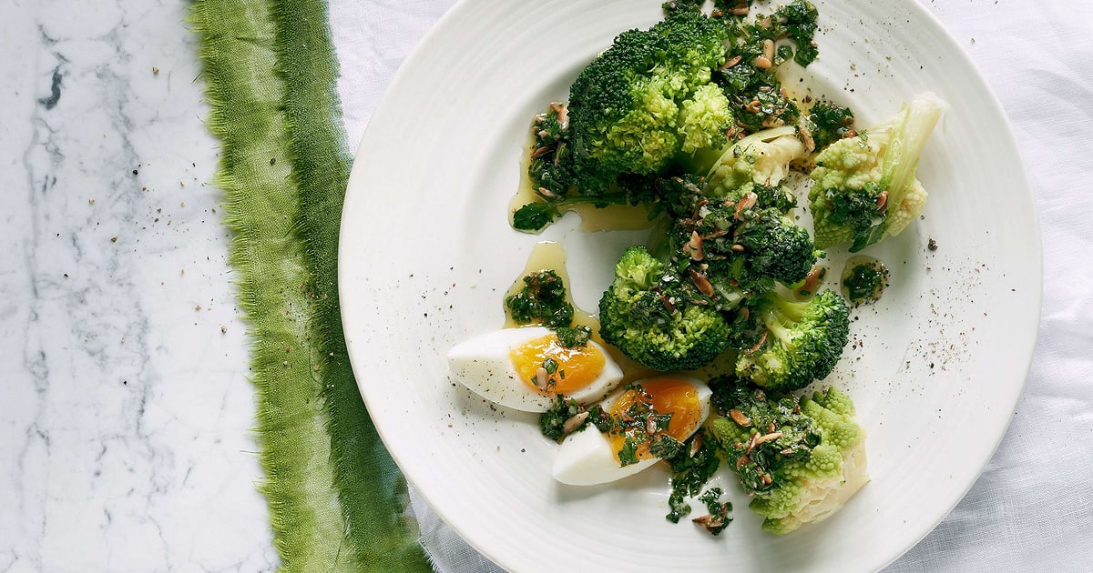 Lauwarmer Broccoli-Romanesco-Salat mit Ei | Rezept