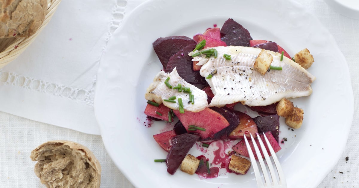 Truite sur salade de betteraves rouges à la pomme | Recette