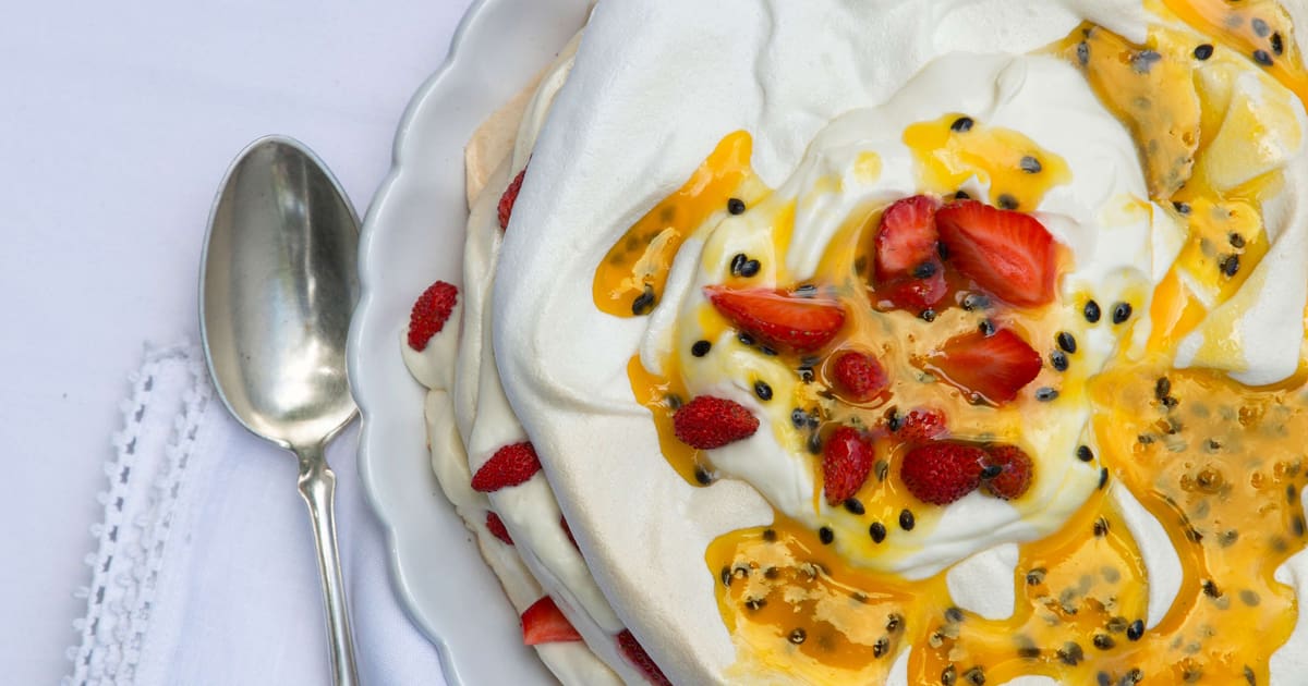 Torta di meringhe con salsa ai frutti della passione | Ricetta