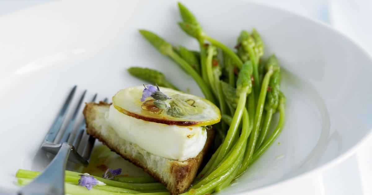 Toast au chèvre chaud avec citron confit et asperges des bois | Recette