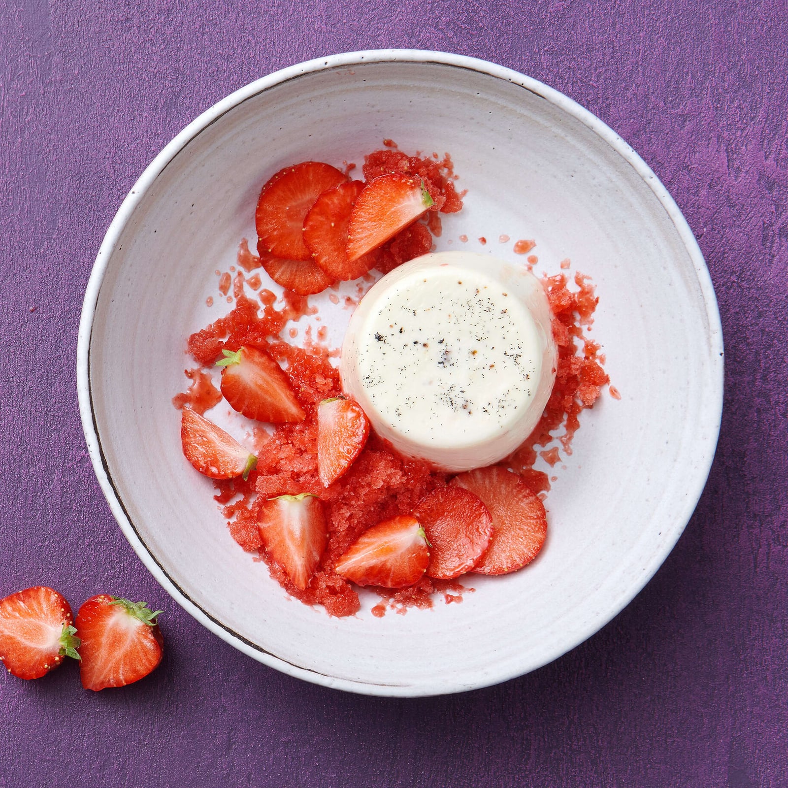 Mousse aux fraises avec sirop de citron vert au thym | Migusto