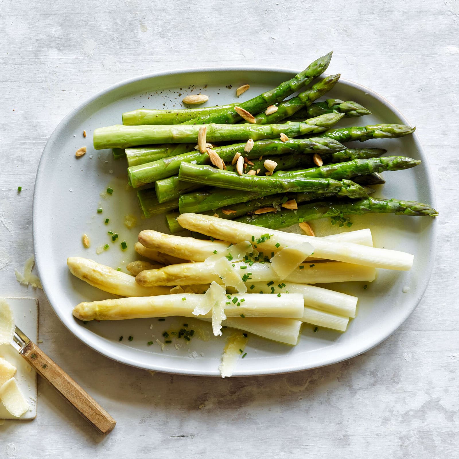 Asperges avec noisettes et fines herbes | Recette