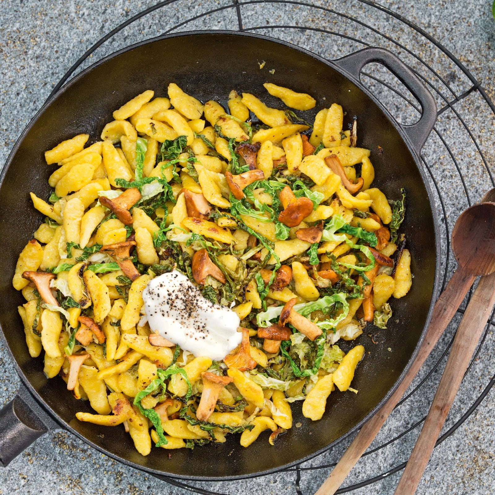 Rôti impérial avec spätzli et sauce aux champignons | Recette