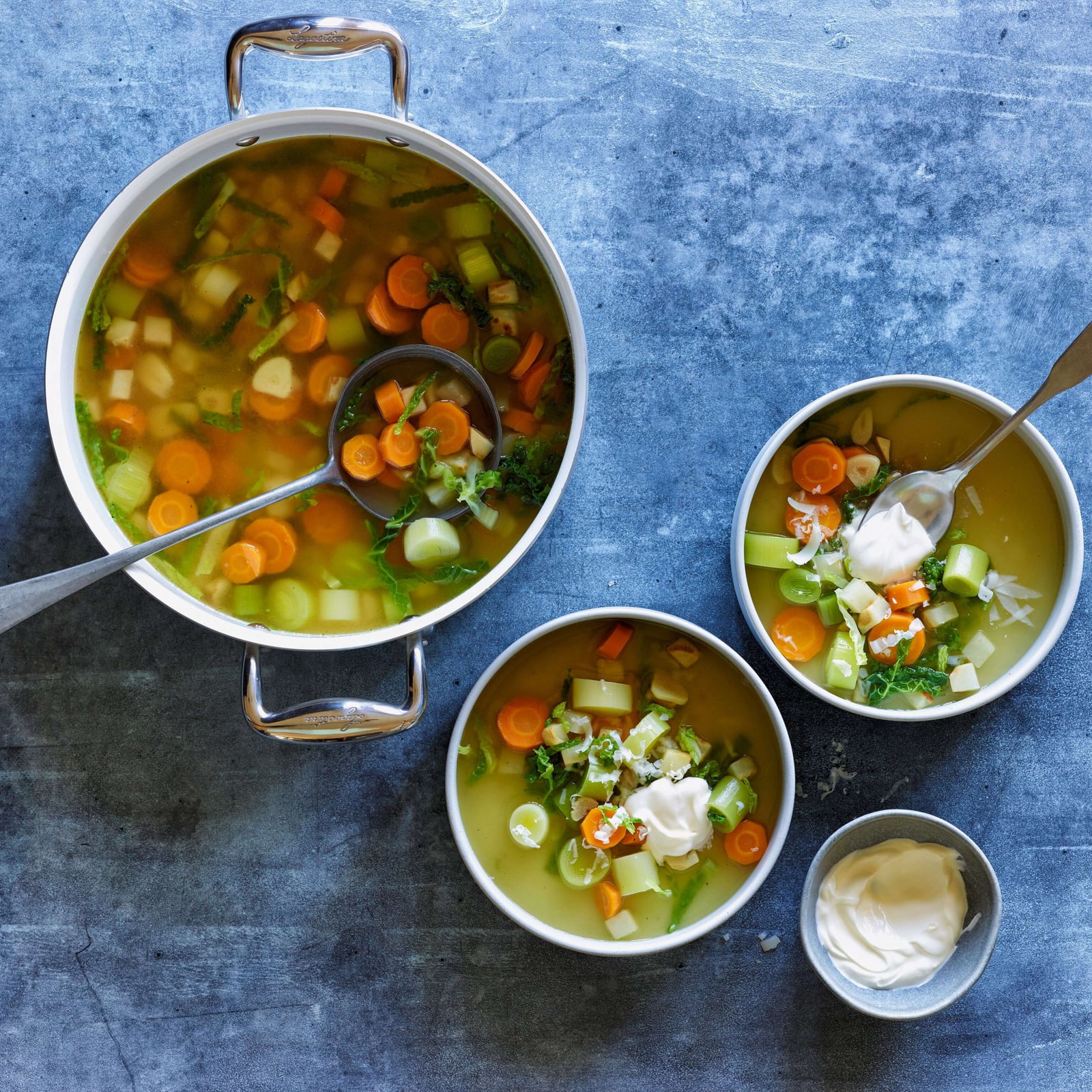 Soupe aux légumes et aux lentilles avec cabillaud et pesto de câpres ...