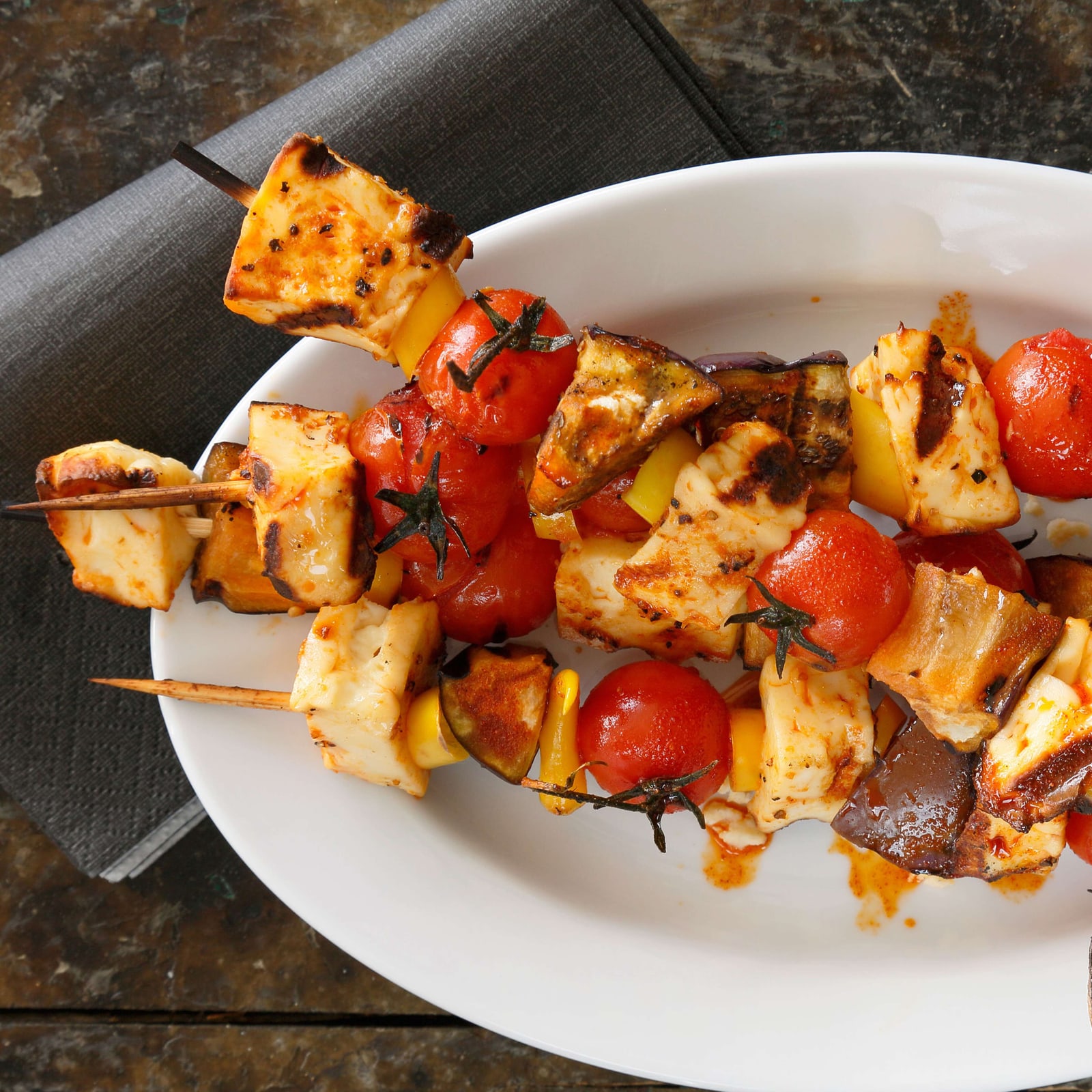 Fromage grillé avec brochette de poivrons | Recette