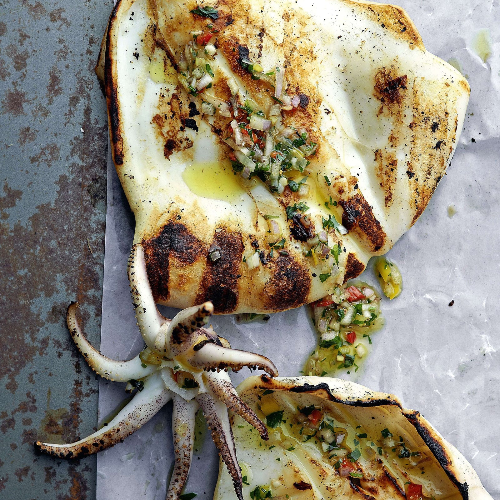 Grillierter Kalmar mit pikanter Sauce | Migusto