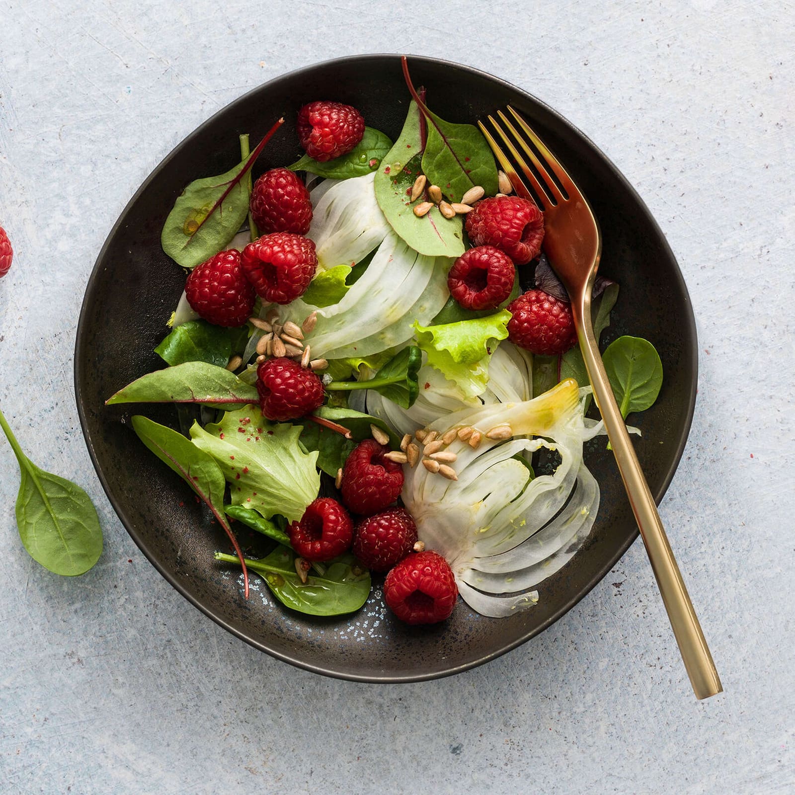 Salade verte avec betterave rouge, fromage frais et vinaigrette à la ...