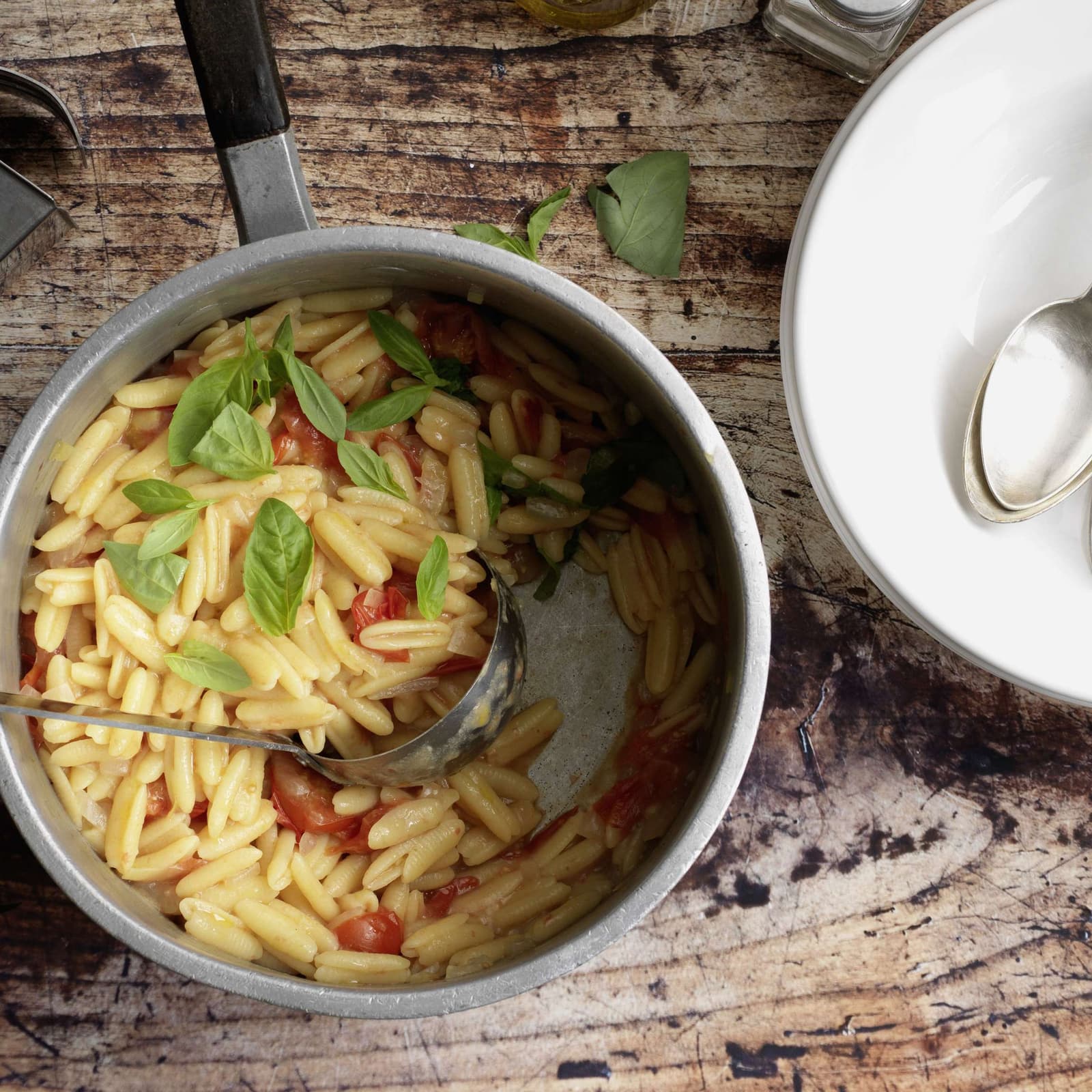 Mezzelune an Tomaten-Zucchetti-Safran-Sauce | Migusto