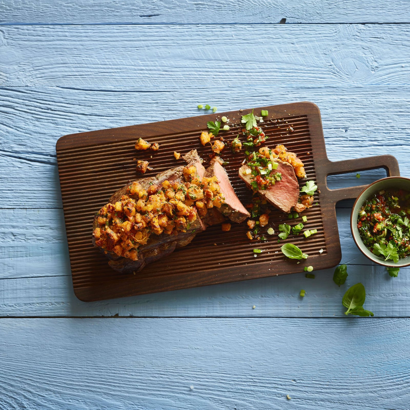 Filetto di manzo con basilico e mandorle | Ricetta