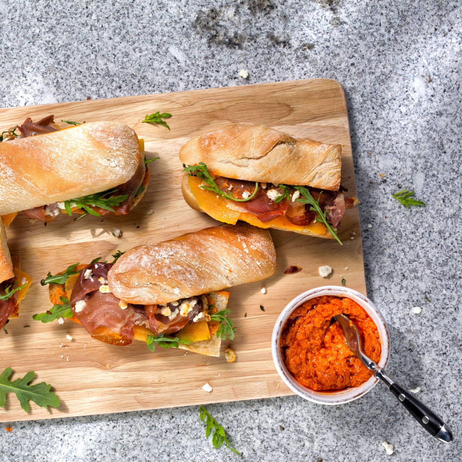 Gemüse-Brot-Salat mit Speckpfirsich | Migusto