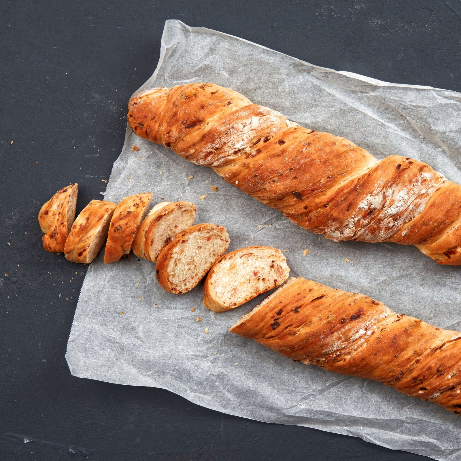 Zopfbrötchen mit Speck, Rosmarin und Oliven | Rezept