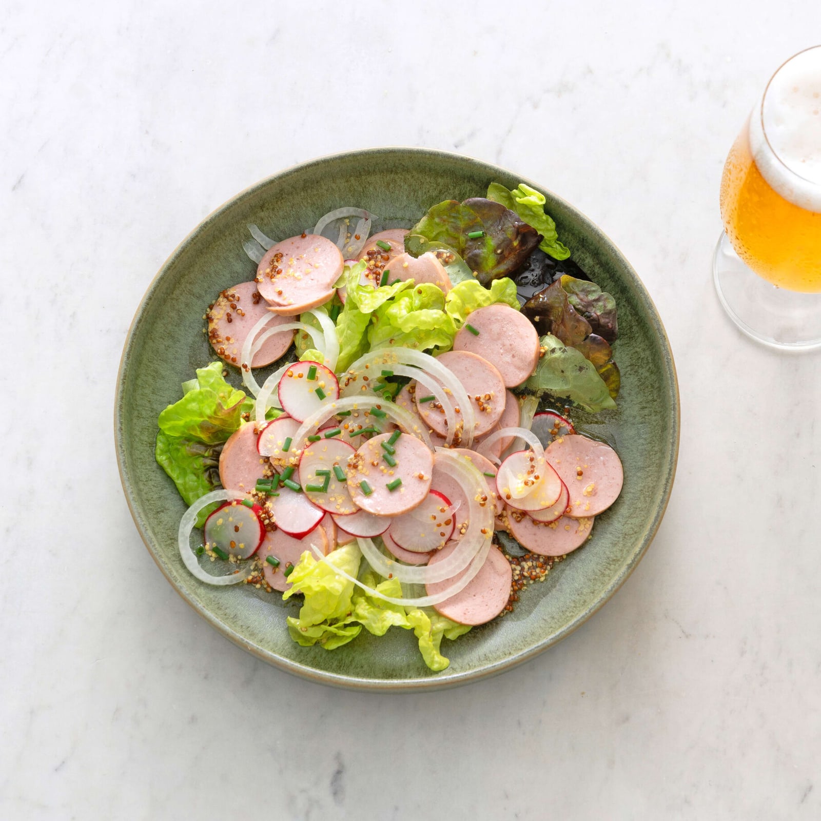 Salade de cervelas, de fromage et de crudités | Recette