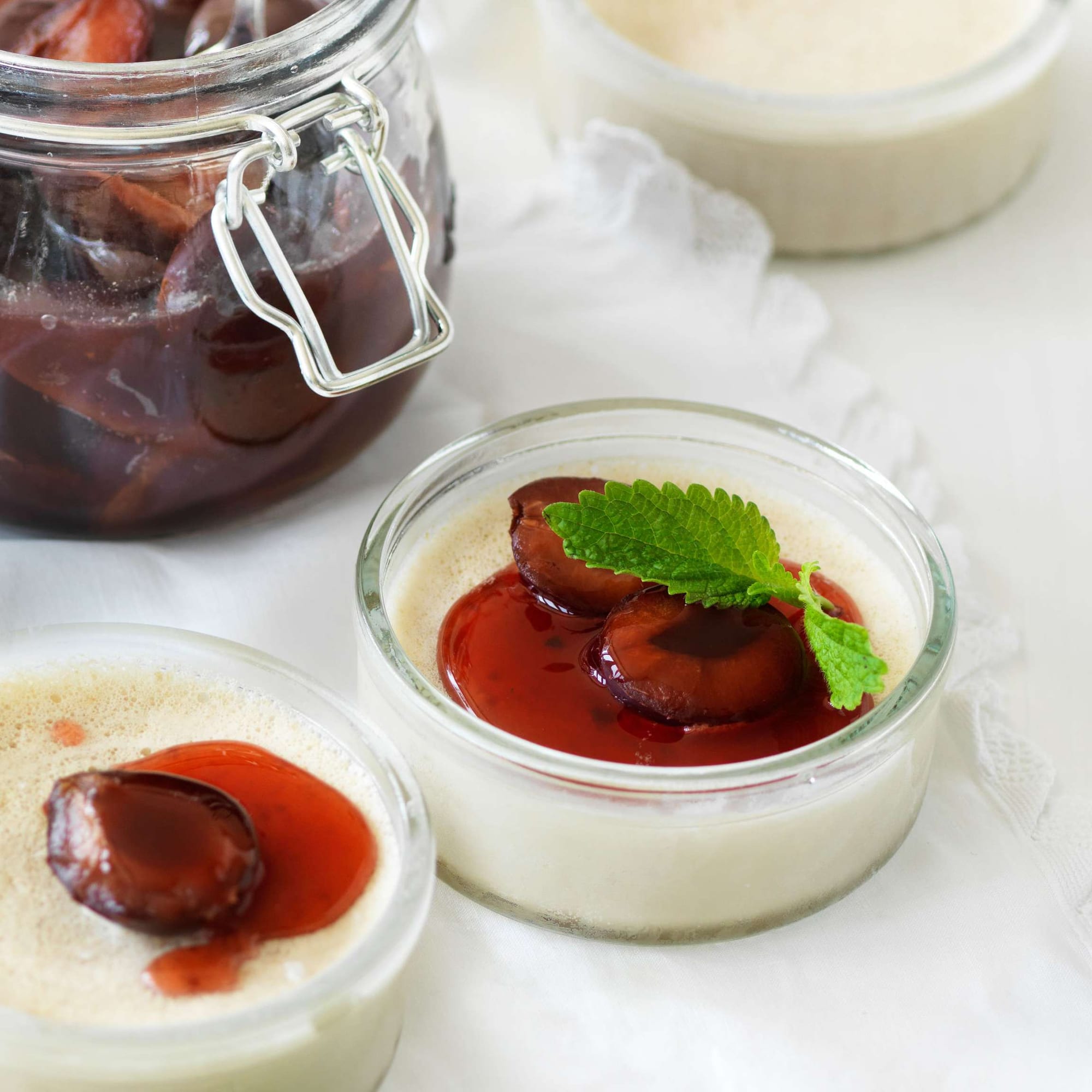 Cassis-Glace mit Blütenzucker | Migusto