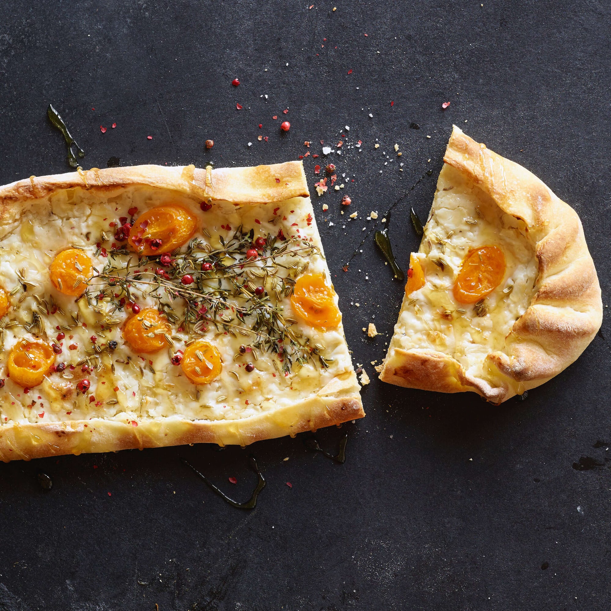 Pizza bianca con cachi e formaggio di capra | Ricetta