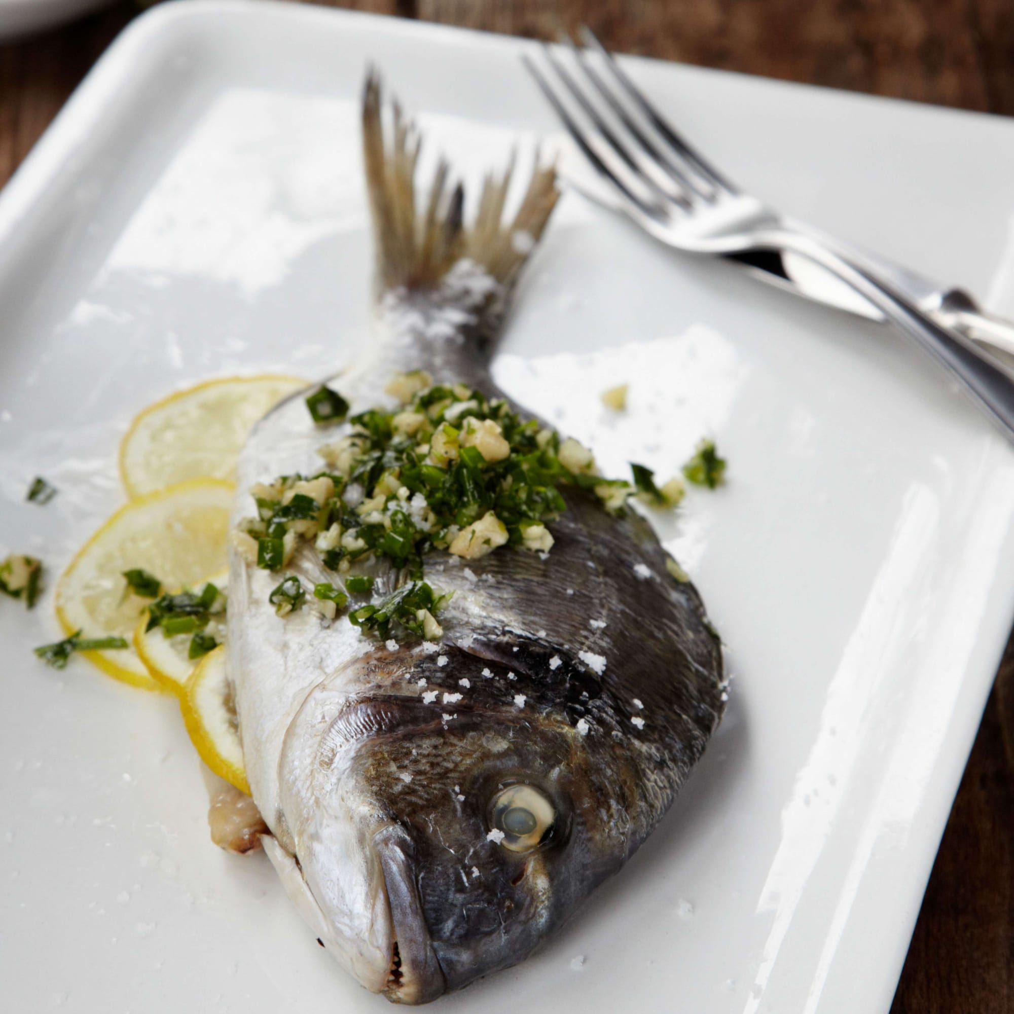 Orata in crosta di sale con salsa al limone | Migusto