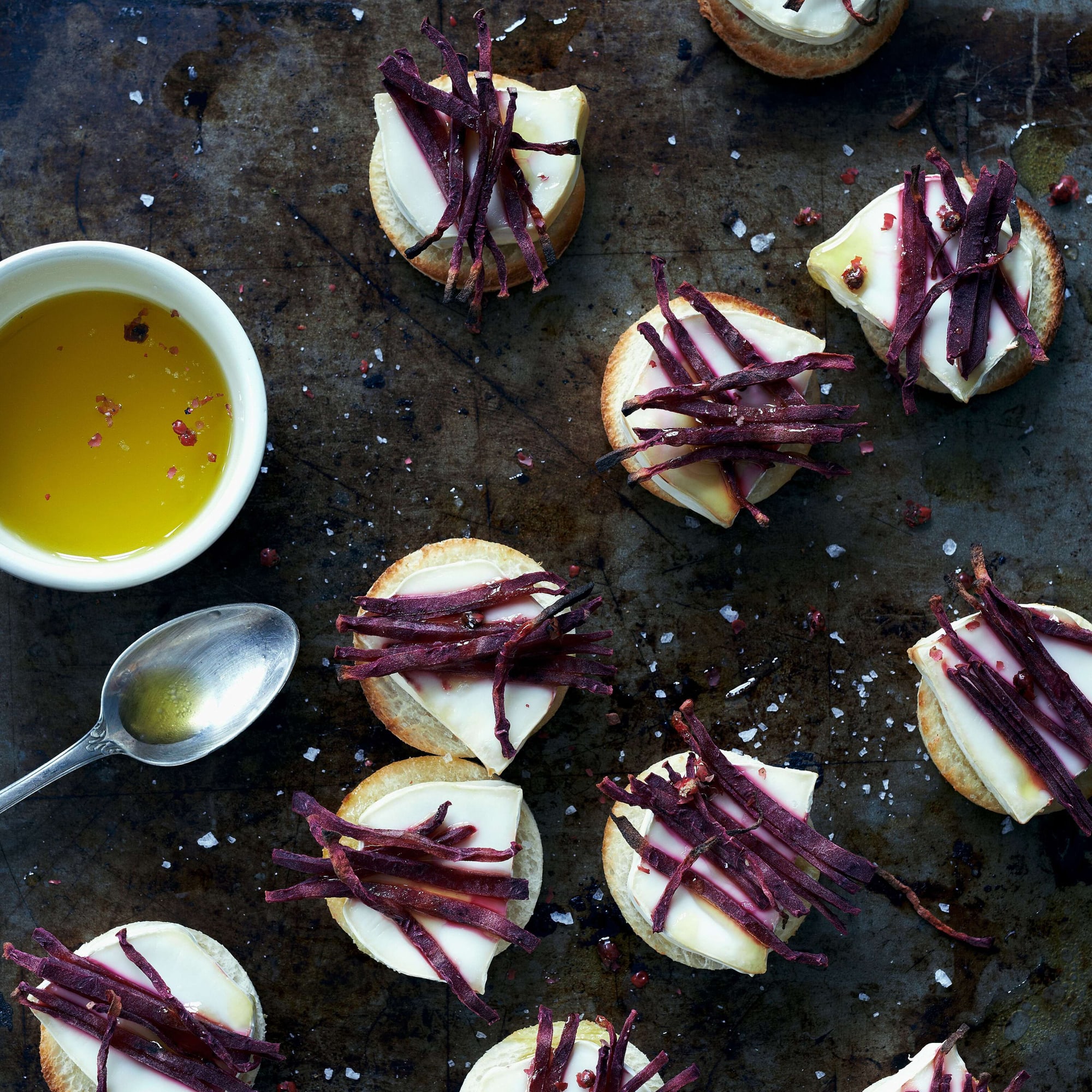 Betteraves rouges rôties avec fromage de chèvre et miel de fleur d ...